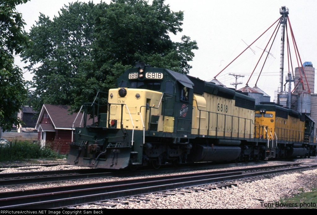 CNW 6818 and 6887 Westbound